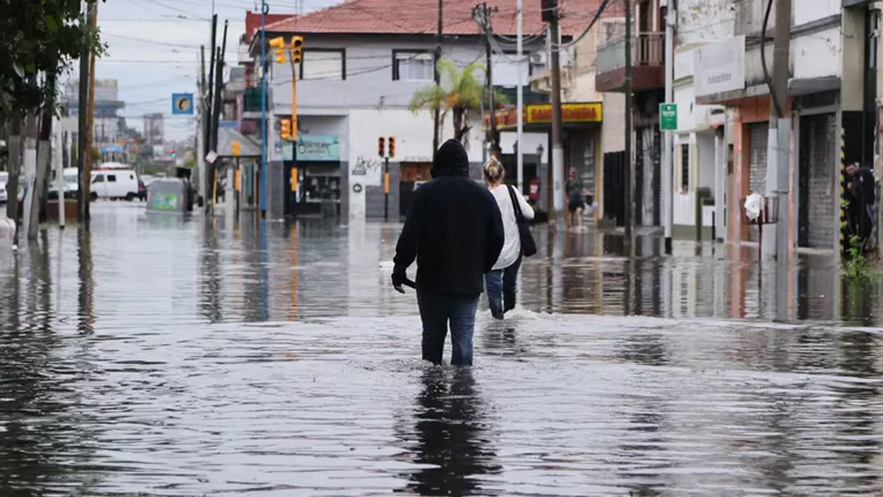 Tormenta devastadora inunda Buenos Aires: cataratas urbanas y edificios ...